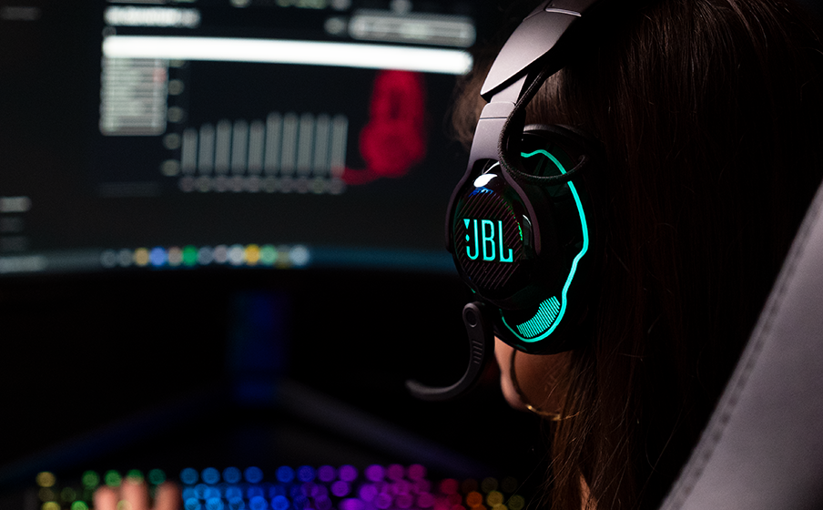 JBL Quantum 910 Wireless | ヘッドトラッキング＆ノイズキャンセリング機能搭載ワイヤレスオーバーイヤーゲーミングヘッドセット